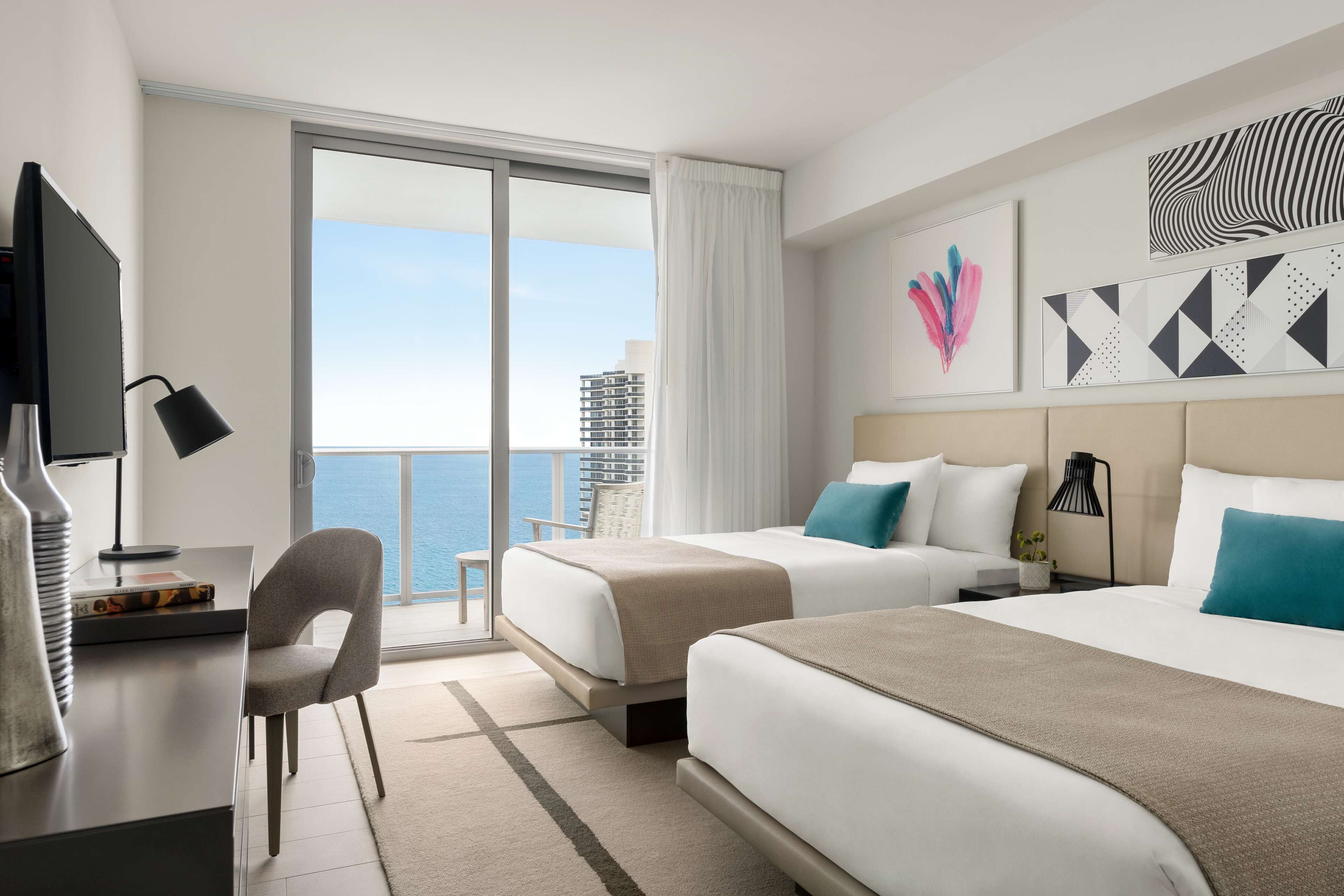 Roupas de cama premium, cofres nos quartos, individualmente decorados