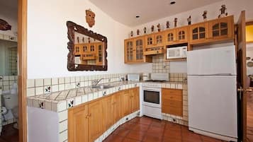 Frigobar, cooktop, cafeteira/chaleira