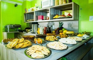 Café da manhã com buffet grátis todos os dias