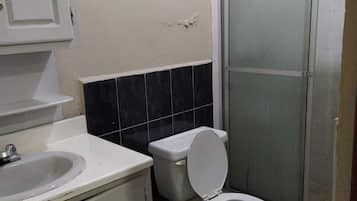 Quarto família, várias camas | Banheiro | Chuveiro, toalhas de banho, sabonete, shampoo