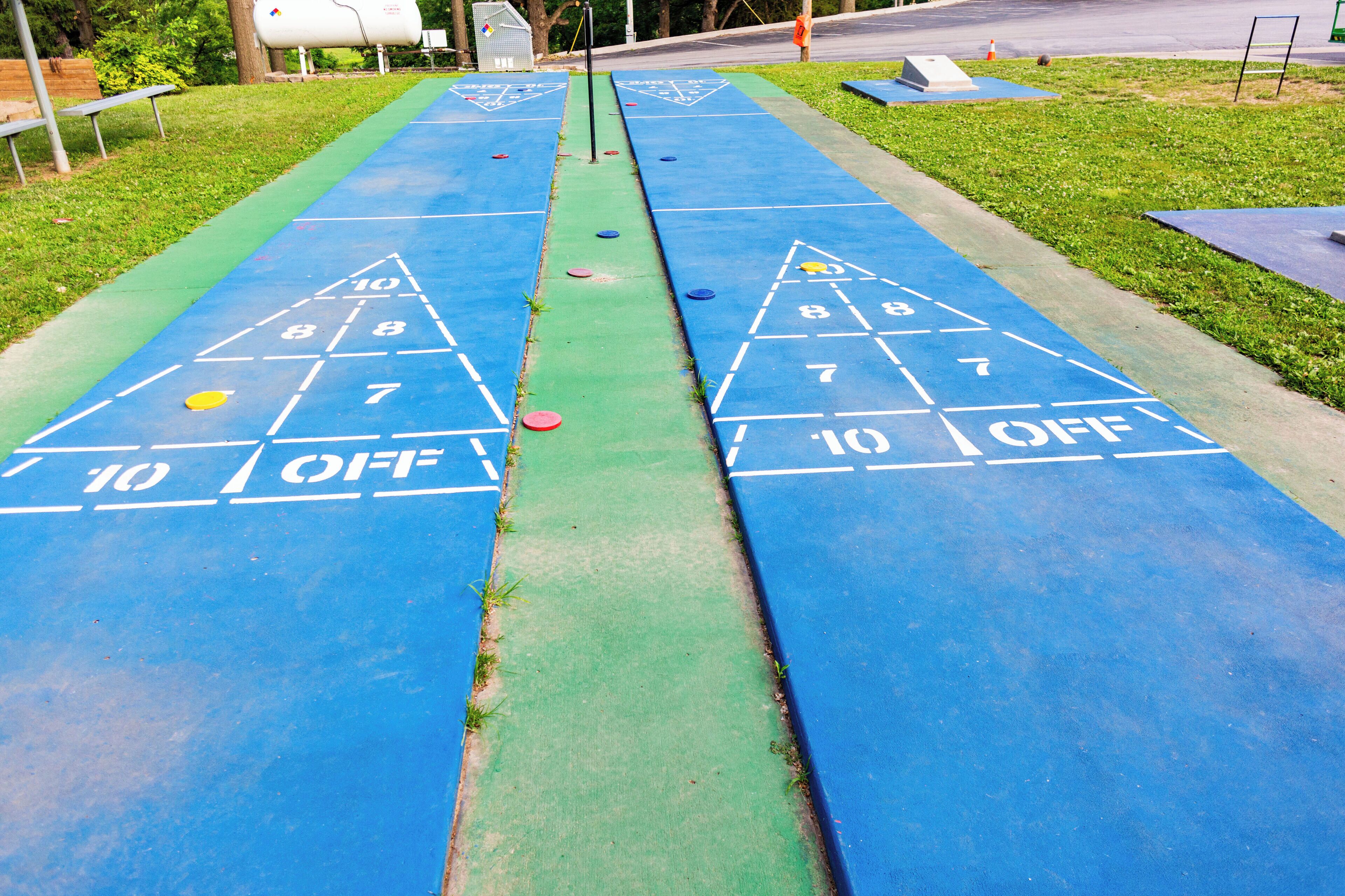 Uma quadra de bocha com áreas de pontuação numeradas e uma zona 'OFF'.