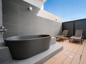 Penthouse Presidencial, 2 quartos, não fumadores, terraço | Casa de banho | Um polibã e uma banheira separados, uma banheira de hidromassagem 