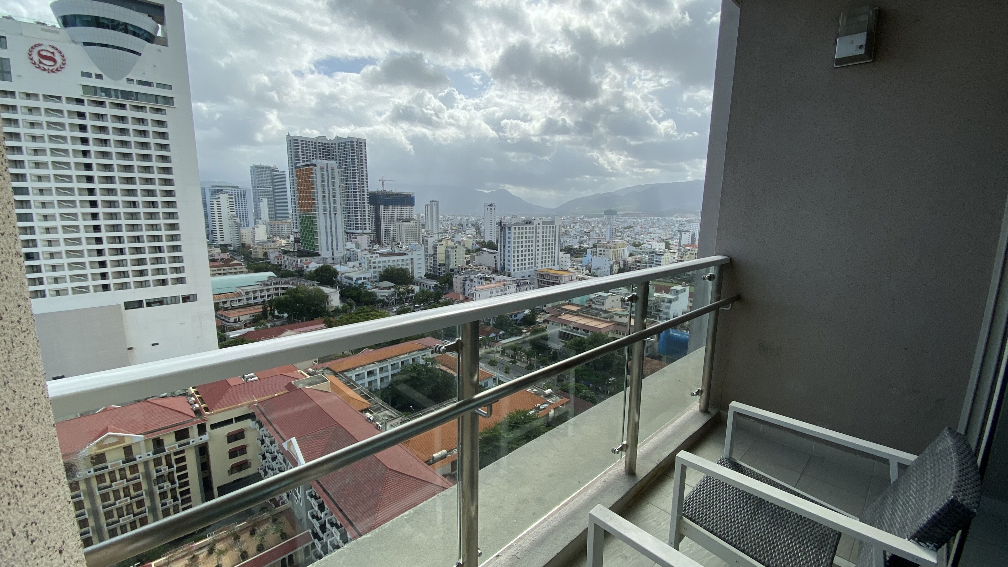 Estúdio luxo, 1 quarto, cozinha americana, vista para a praia | Sacada