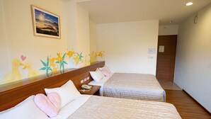 Quarto de hotel com duas camas, cabeceira de madeira, mesa de cabeceira com telefone e parede decorada com uma pintura e outros adornos.