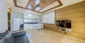 Casa Comfort (Haeoreum) | Sala de estar | Televisor LCD