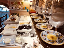 Disposição de buffet com diversos alimentos e acompanhamentos.