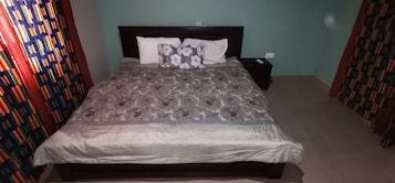 Ferros/tábuas de passar roupa, Wi-Fi (sobretaxa), roupa de cama