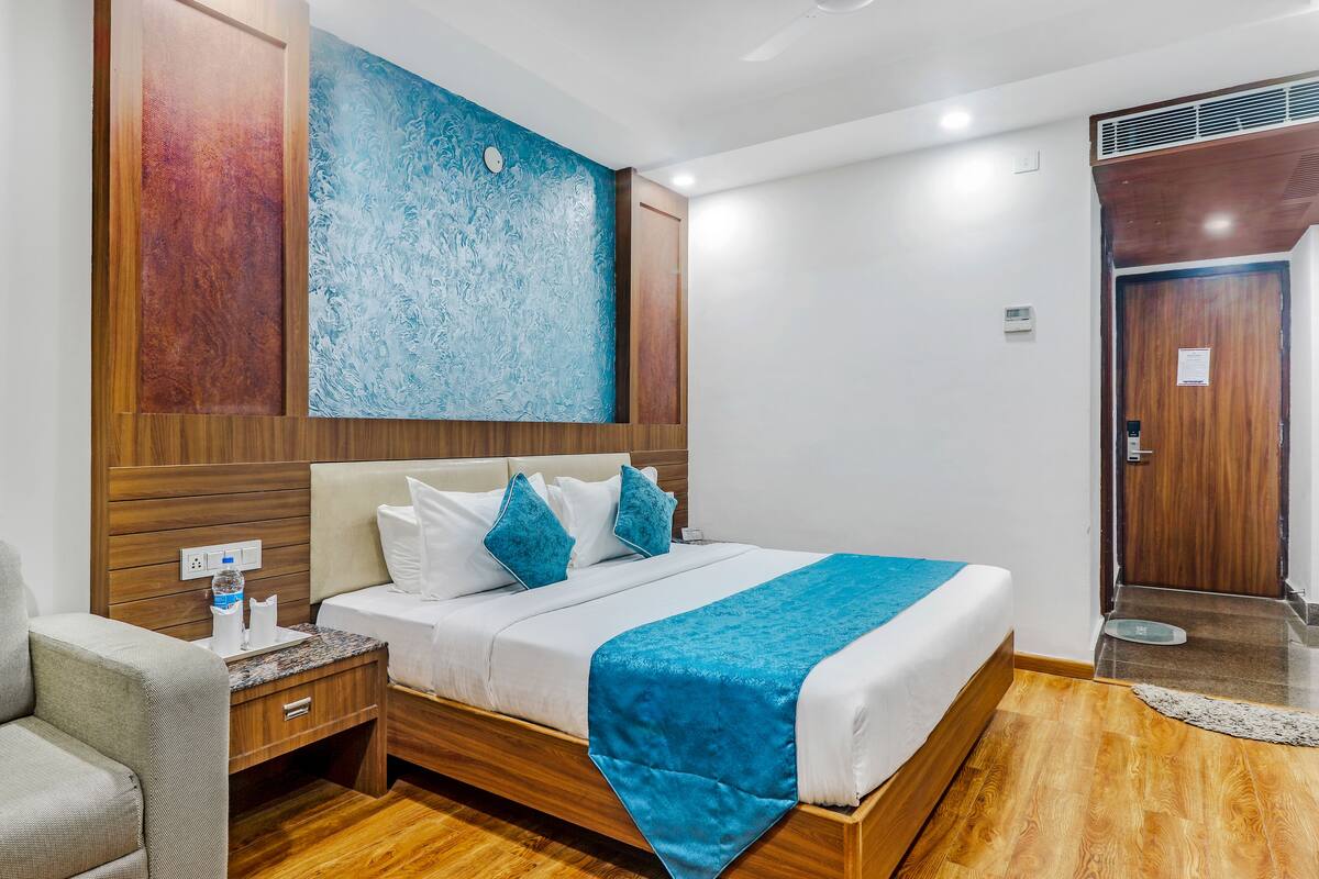 Quarto casal urbano, para não fumantes, vista para a cidade | Cofres nos quartos, escrivaninha, espaço de trabalho para notebook