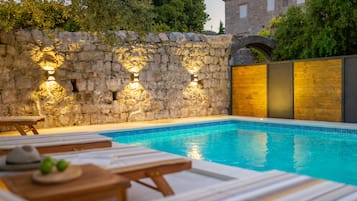 Piscina exterior sazonal, espreguiçadeiras