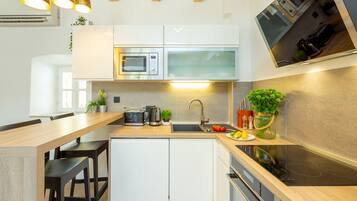 Villa (4 Bedrooms) | Cozinha privada | Um frigorífico, um micro-ondas, um forno, uma placa de cozinha