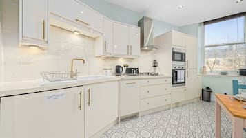 Apartamento (Ground Floor) | Cozinha privada | Um frigorífico/congelador grande, um micro-ondas, um forno