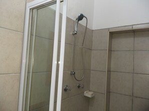 Quarto Quádruplo Familiar | Duche na casa de banho