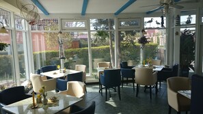 Pequeno-almoço tipo buffet diário (8.50 EUR por pessoa) 