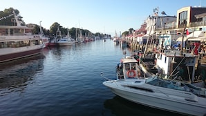 Marina com vários barcos atracados na água.