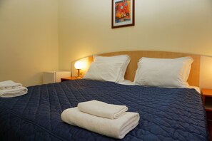 Quarto casal ou duplo básico (1+1) | 1 quarto, roupa de cama