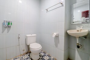 Quarto casal standard | Banheiro | Chuveiro, toalhas de banho
