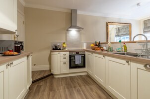 Apartamento, 1 quarto | Cozinha privada | Geladeira, micro-ondas, fogão, cooktop