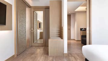 Executive Suite, 1 King Bed | Minibar, cofre no quarto, secretária, cortinas/cortinados opacos
