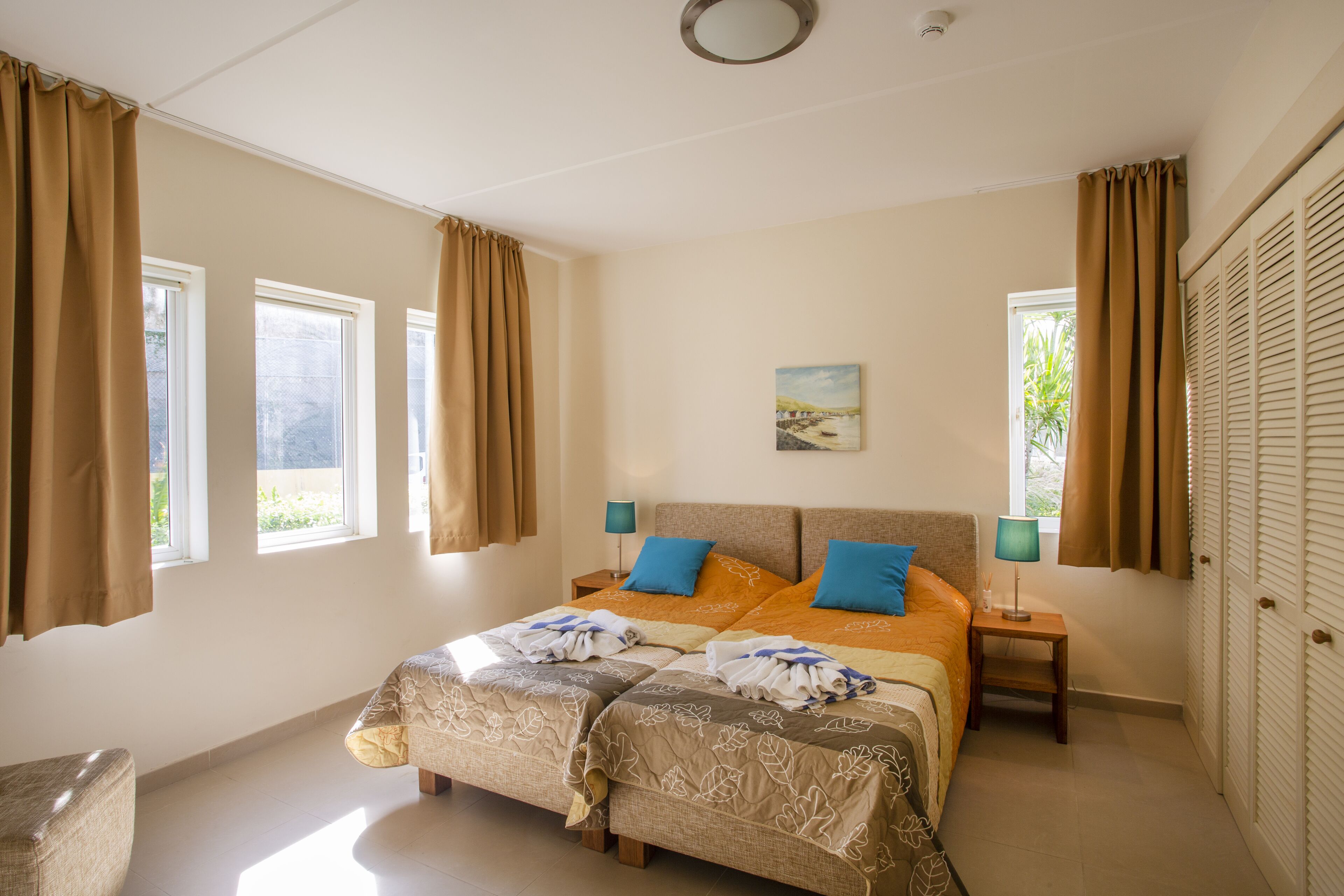 Oceanfront 3 bedroom apartment | Cofre no quarto, com decoração personalizada 