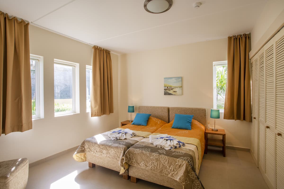 Oceanfront 3 bedroom apartment | Cofre no quarto, com decoração personalizada
