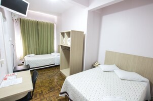 Quarto Triplo Standard | Secretária, secretária adequada para computadores portáteis