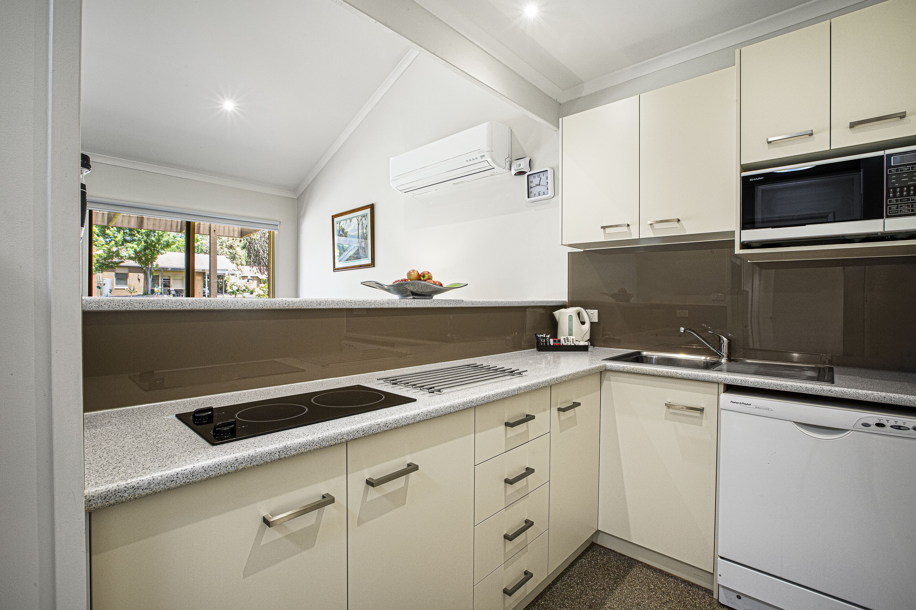 Apartamento | Cozinha privada | Um frigorífico/congelador grande, um micro-ondas, um forno 