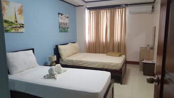 Quarto Individual Básico, 1 quarto, casa de banho partilhada (Ayana) | Secretária, secretária adequada para computadores portáteis
