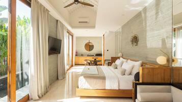 Quarto de hotel moderno com uma cama grande, televisão, área de refeições e vista para o verde.