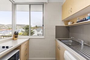 Apartamento | Cozinha privada | Geladeira grande, micro-ondas, fogão, cooktop