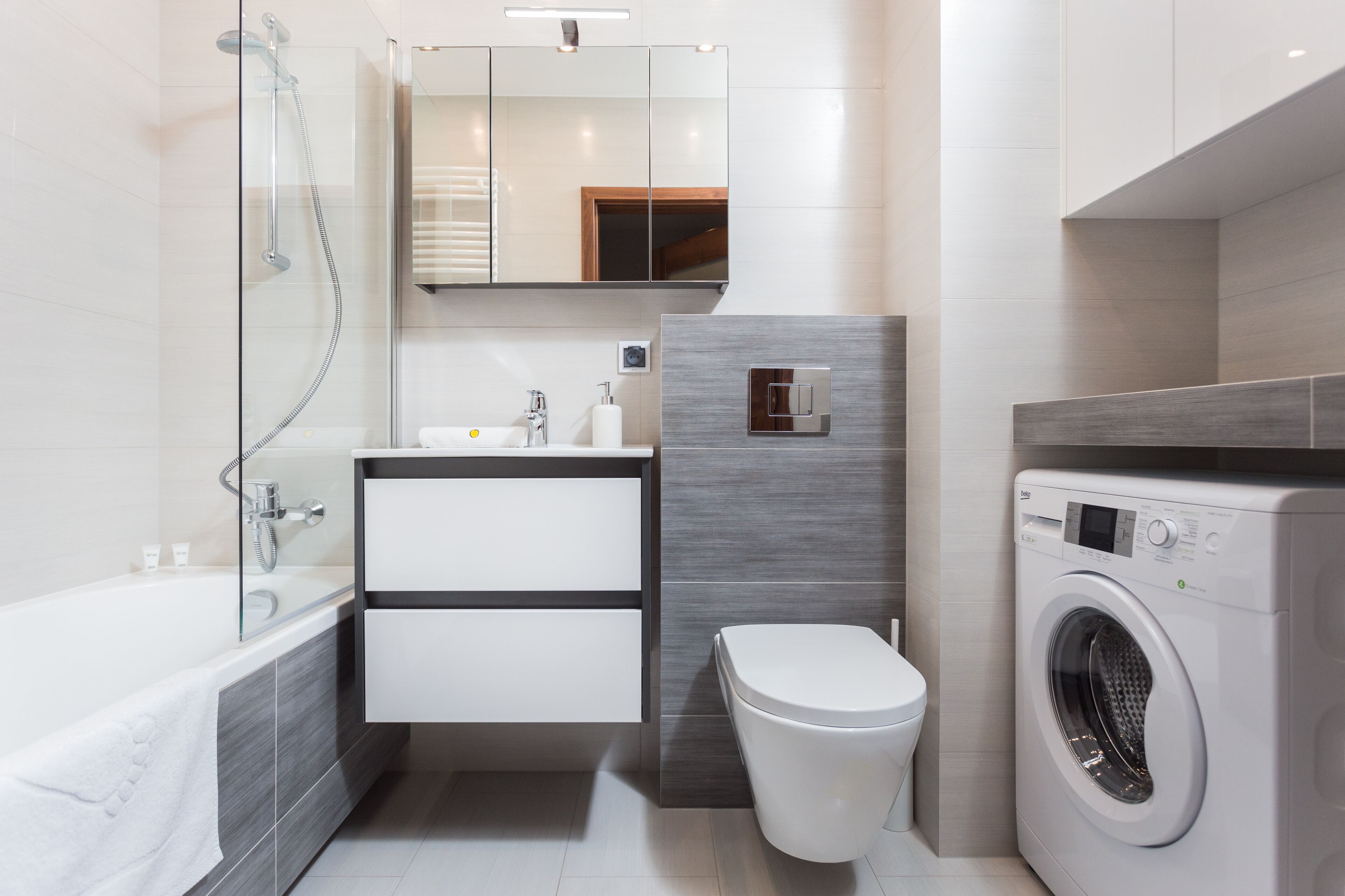 Apartamento conforto | Banheiro | Banheira, secador de cabelo, toalhas de banho, sabonete