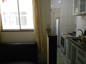 Um frigorífico, liquidificador 