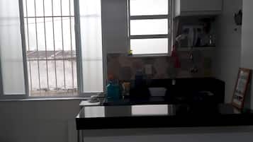 Apartamento (1 Bedroom) | Cozinha privada | Um micro-ondas, uma placa de cozinha, utensílios de cozinha