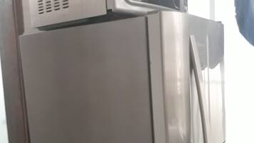 Apartamento (1 Bedroom) | Cozinha privada | Um micro-ondas, uma placa de cozinha, utensílios de cozinha