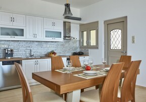 Apartamento Deluxe, 2 quartos, não fumadores, vista para o mar (Corina) | Refeições no quarto