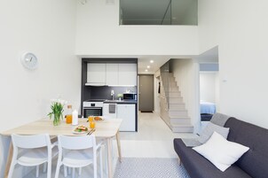 Apartamento | Cozinha privada | Geladeira, micro-ondas, fogão, cooktop