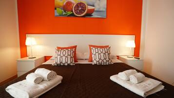 Basic Double or Twin Room (Arancia) | Roupas de cama premium, edredons de pluma, cofres nos quartos