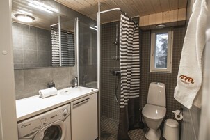 Studio with Loft | Casa de banho | Um polibã, um secador de cabelo, toalhas fornecidas 