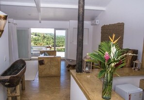 Quarto | 1 quarto, minibar, cofre no quarto, com decoração personalizada 