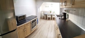 Um frigorífico, um micro-ondas, uma placa de cozinha 