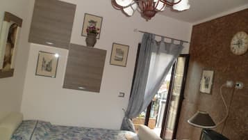 Quarto Individual Deluxe, casa de banho partilhada | Cortinas/cortinados opacos, ferro/tábua de engomar