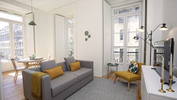 Apartamento Standard, 1 quarto | Sala de estar | TV de ecrã plano