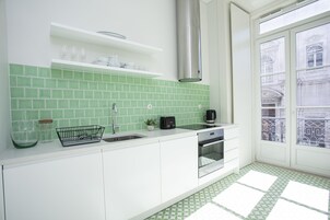 Apartamento Standard, 1 quarto | Cozinha privada | Um frigorífico/congelador grande, um micro-ondas, um forno 
