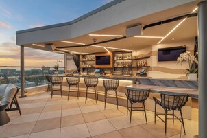 3 bares/lounges, saguão/lounge, bar na cobertura