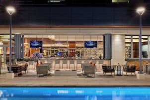 Piscina externa, barracas, guarda-sóis