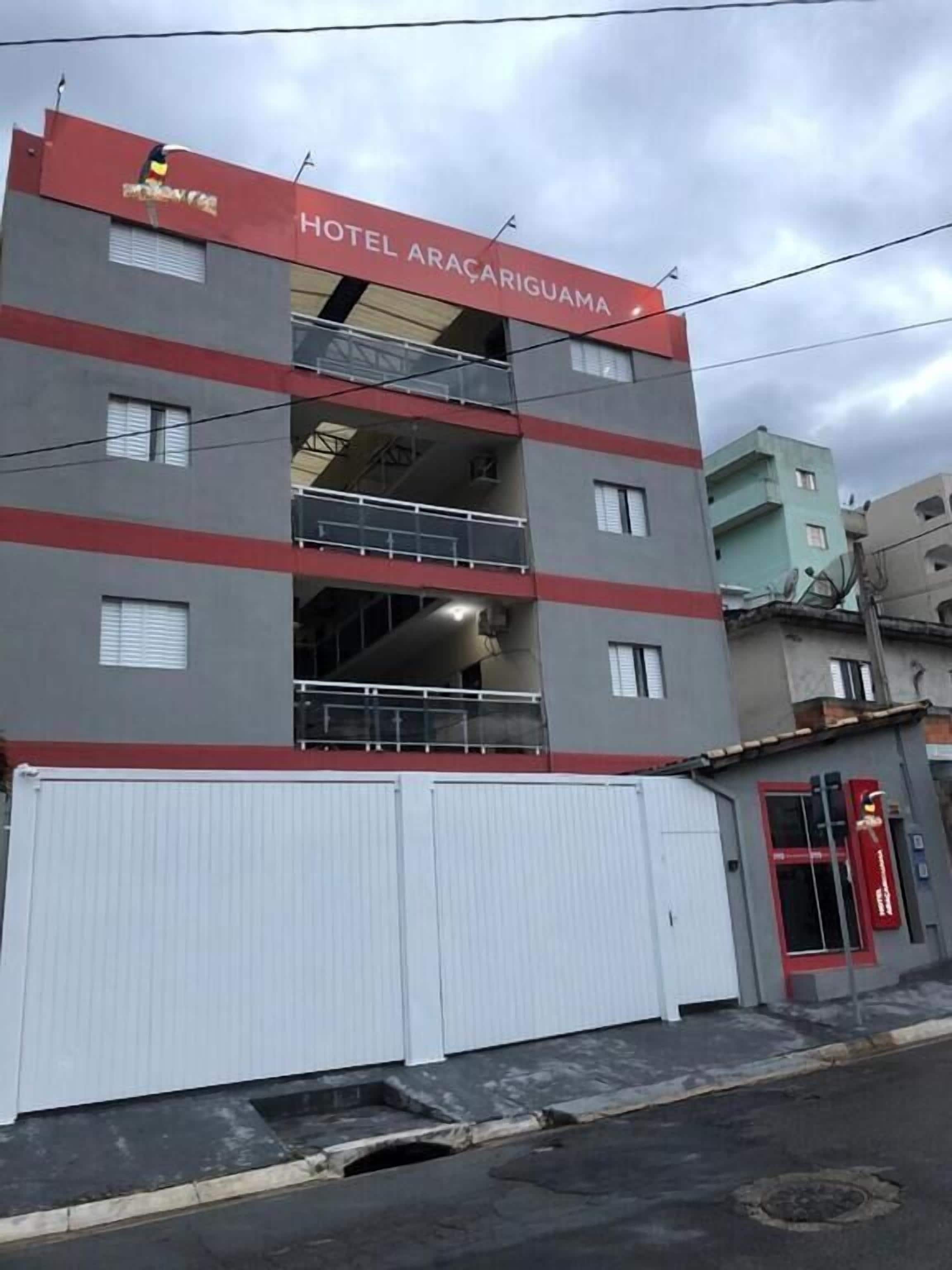 Um edifício de vários andares com uma placa indicando 