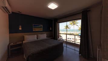 Quarto casal, sacada, vista para a praia | Frigobar, escrivaninha, cortinas blackout, Wi-Fi de cortesia
