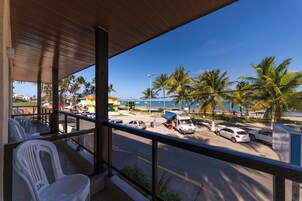 Quarto Familiar, varanda, vista para a praia | Minibar, secretária, cortinas/cortinados opacos, Wi-fi grátis 