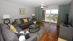 Condo, 2 quartos | Área de estar