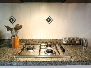 Apartamento standard | Cozinha privada | Geladeira, fogão, cooktop, cafeteira/chaleira