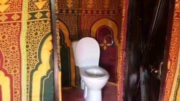 Barraca standard (4 Adults) | Banheiro | Chuveiro, toalhas de banho, sabonete, papel higiênico